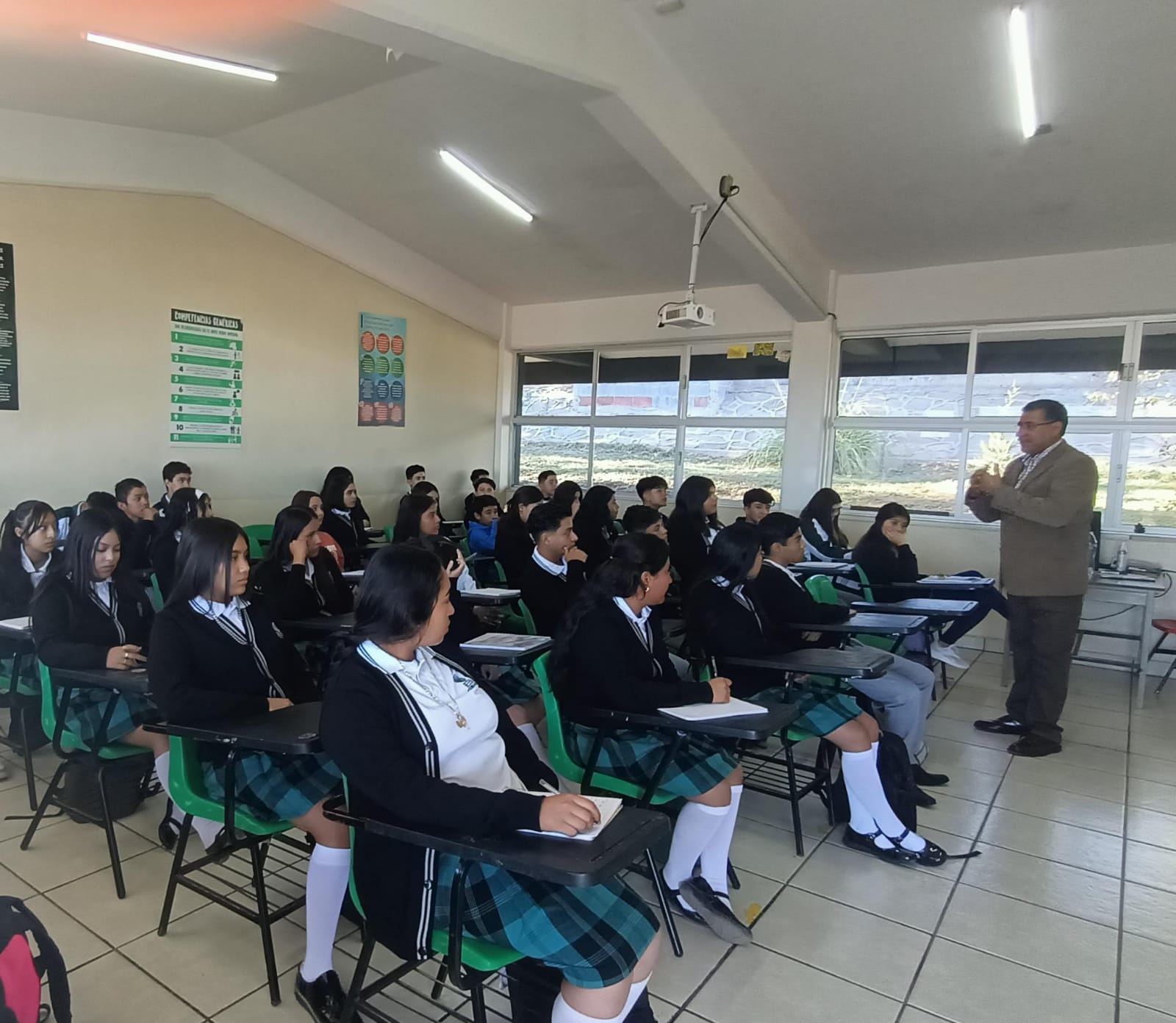 Regresan a clases 12 mil estudiantes del Cobaez